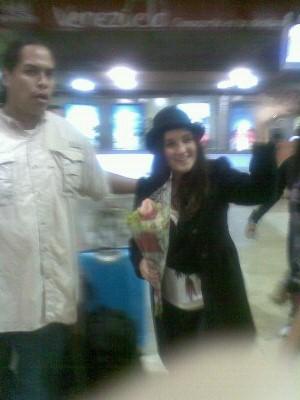 dulce-maria-aeroporto-venezuela-2012-009 | RBD Fotos Galeria